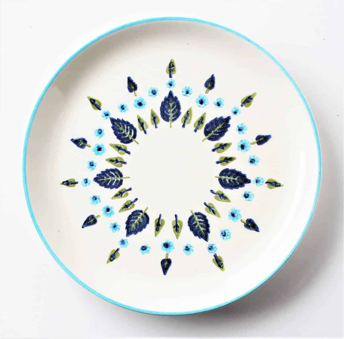 9 Endearing Vintage Plates • Adirondack Girl @ Heart